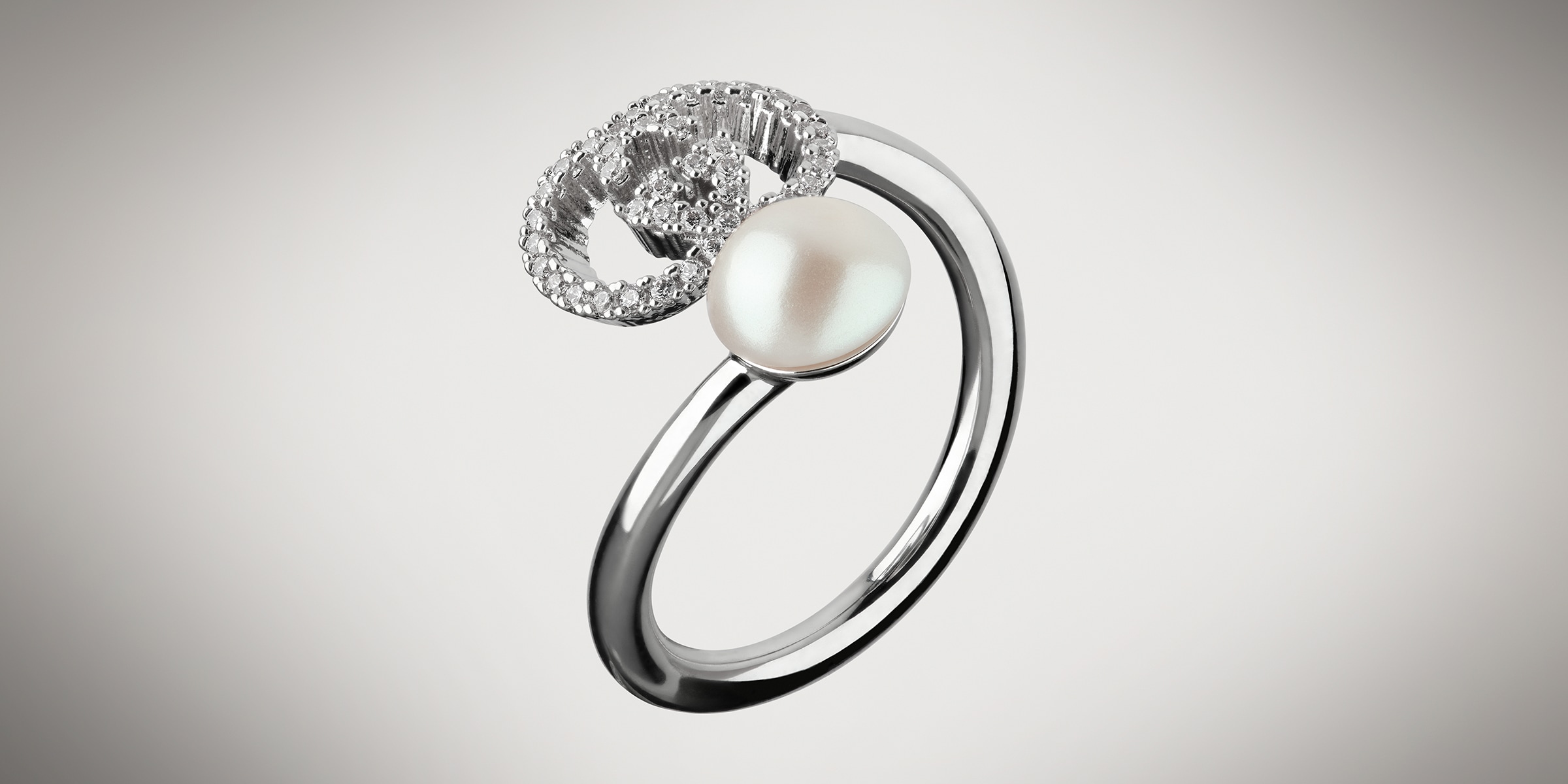 Pearl and crystal ring in palladium-toned hardware | GUCCI® ZA