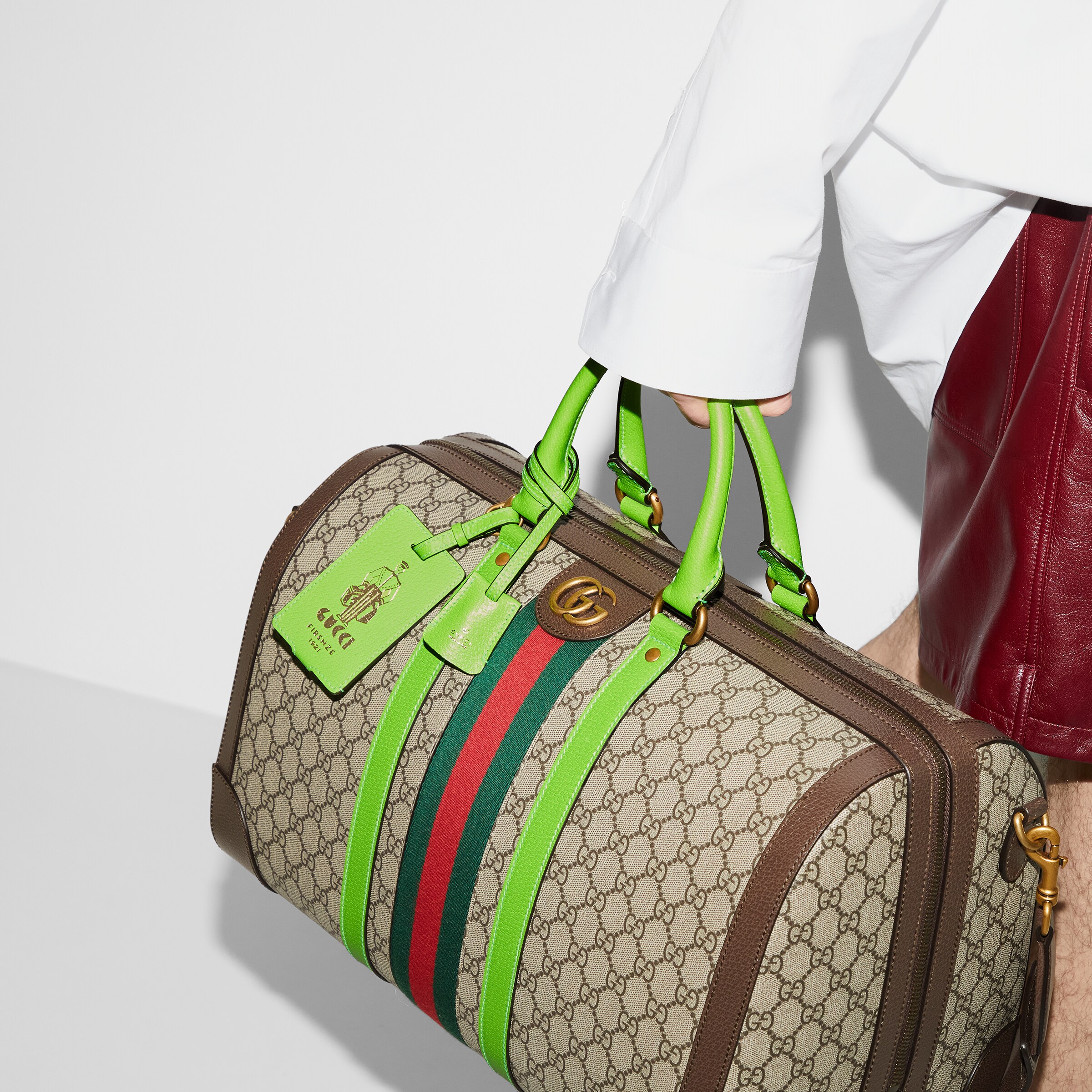 Gucci Savoy medium duffle bag in beige and ebony GG Supreme | GUCCI® US