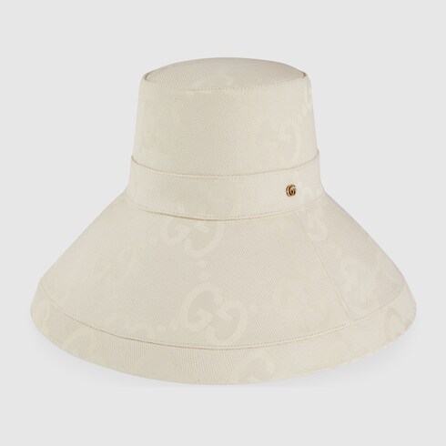 Chapeau à bord large motif GG jumbo en blanc cassé | GUCCI® FR