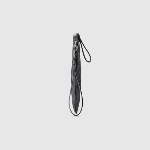 กระเป๋า GG recycled polyester pouch inผ้าโพลีเอสเตอร์สีเทาเข้มและสีดำ ...