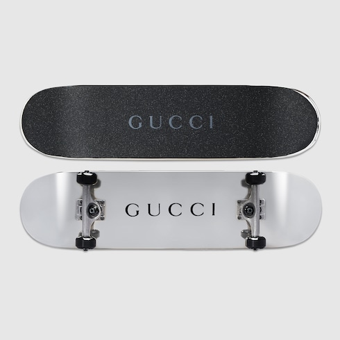 Skateboard con logo Gucci in legno nero | GUCCI® Italia