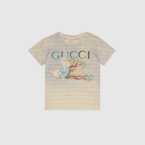 Camiseta Peter Rabbit™ x Gucci de algodón en blanco roto y azul | GUCCI® ES