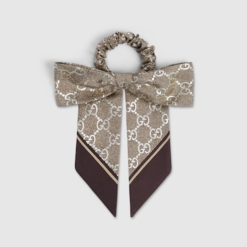 ยางรัดผม Laminated GG silk jacquard scrunchie inสีน้ำตาล | GUCCI® TH