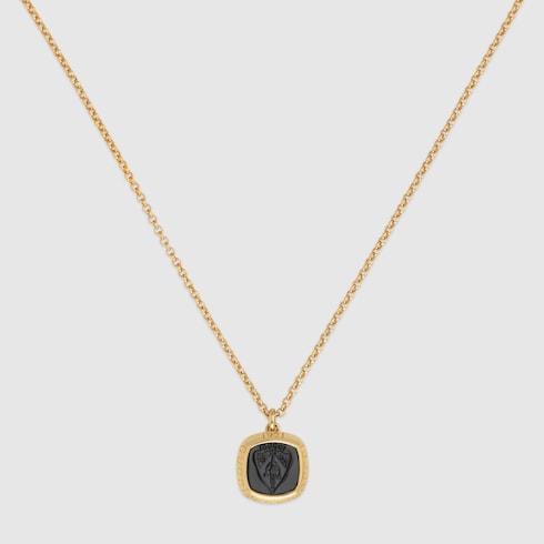 Collier avec pendentif Gucci Crest en laiton doré | GUCCI® FR