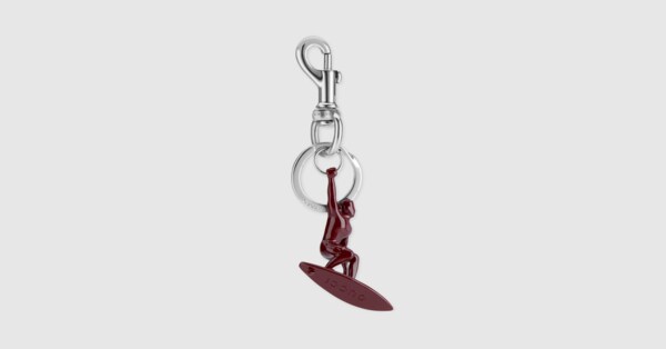 Engraved surfer keychain charm in Bordeaux Metal | GUCCI® SI