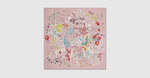 Carré in twill di seta stampato in rosa chiaro e rosa | GUCCI® IT