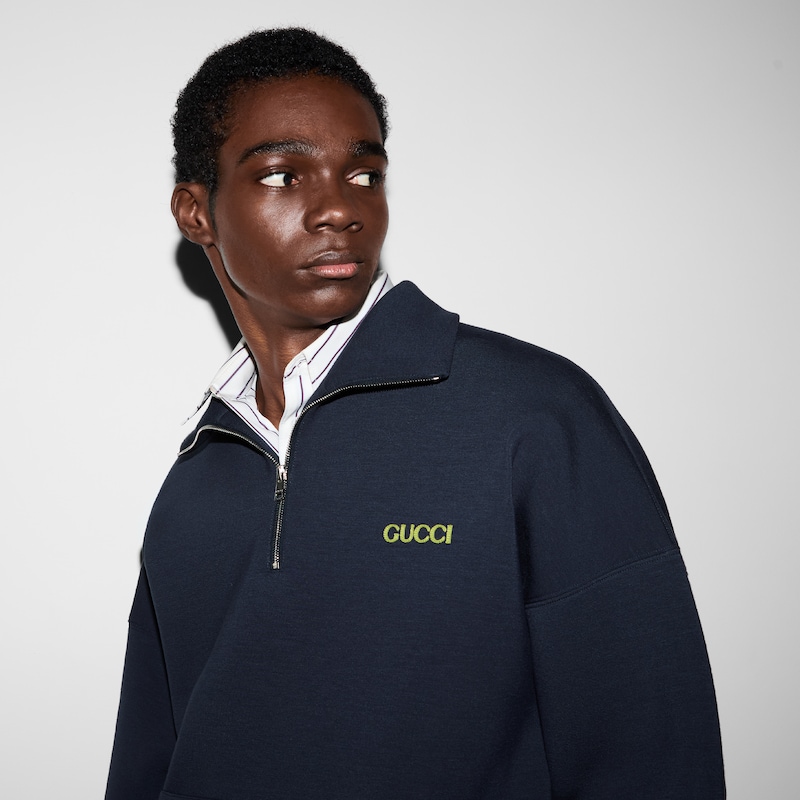 Giacca in jersey con mezza zip e patch in blu | GUCCI® Italia