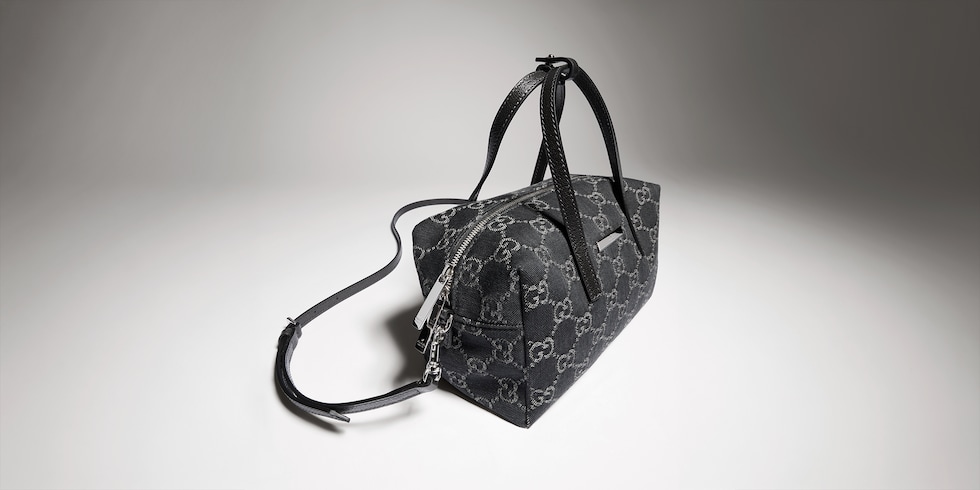 Sac boston petit format avec plaque Gucci en denim GG noir | GUCCI® CH