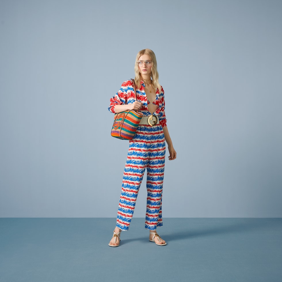 Gucci script print shirt and bra set in ivory, blue and red | GUCCI® NO