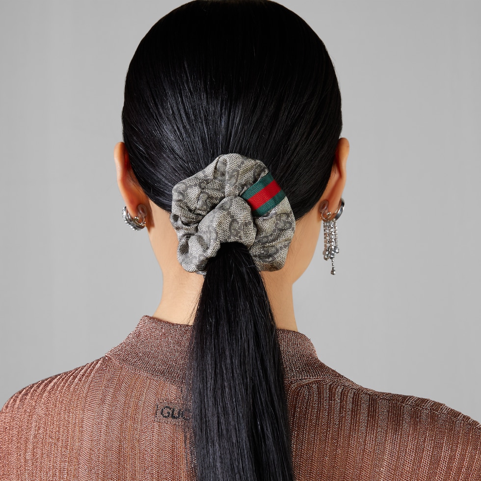 เซ็ตยางรัดผม Silk GG scrunchie set inสีคาเมลและสีน้ำตาลอีโบนี | GUCCI® TH