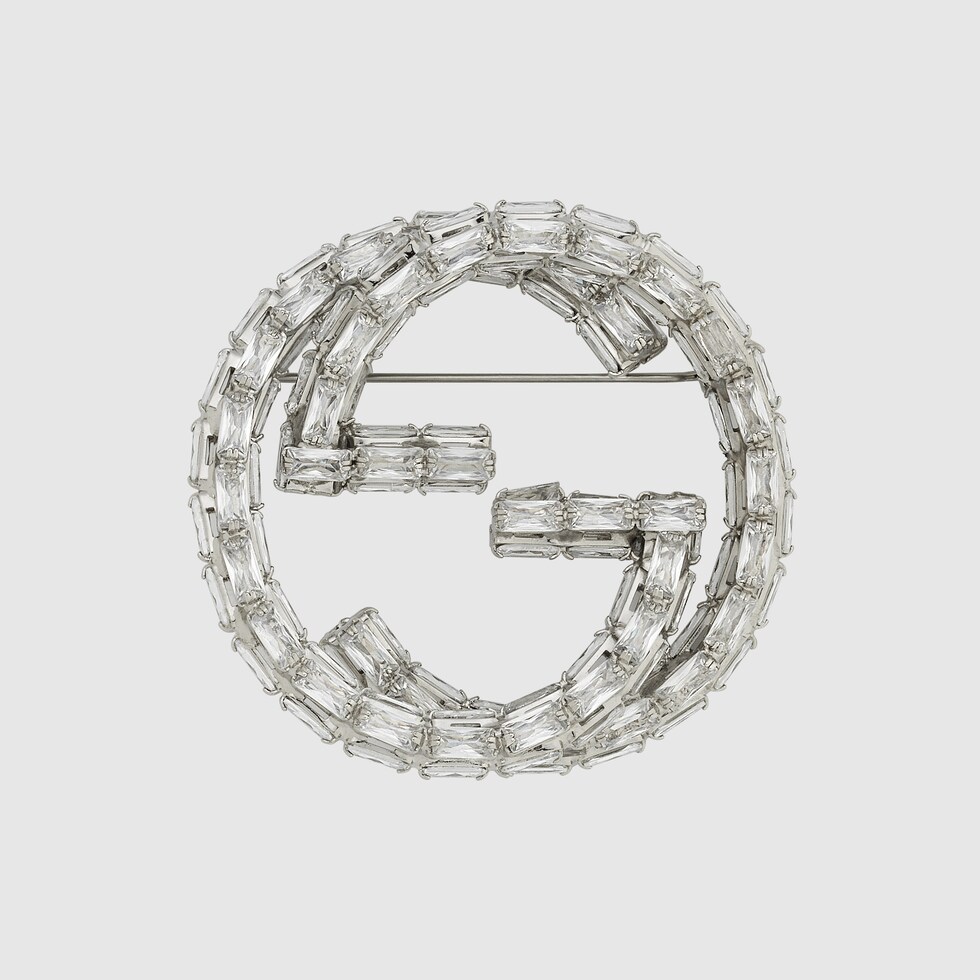 Crystal Gucci Interlocking brooch in palladium-toned metal | GUCCI® TR