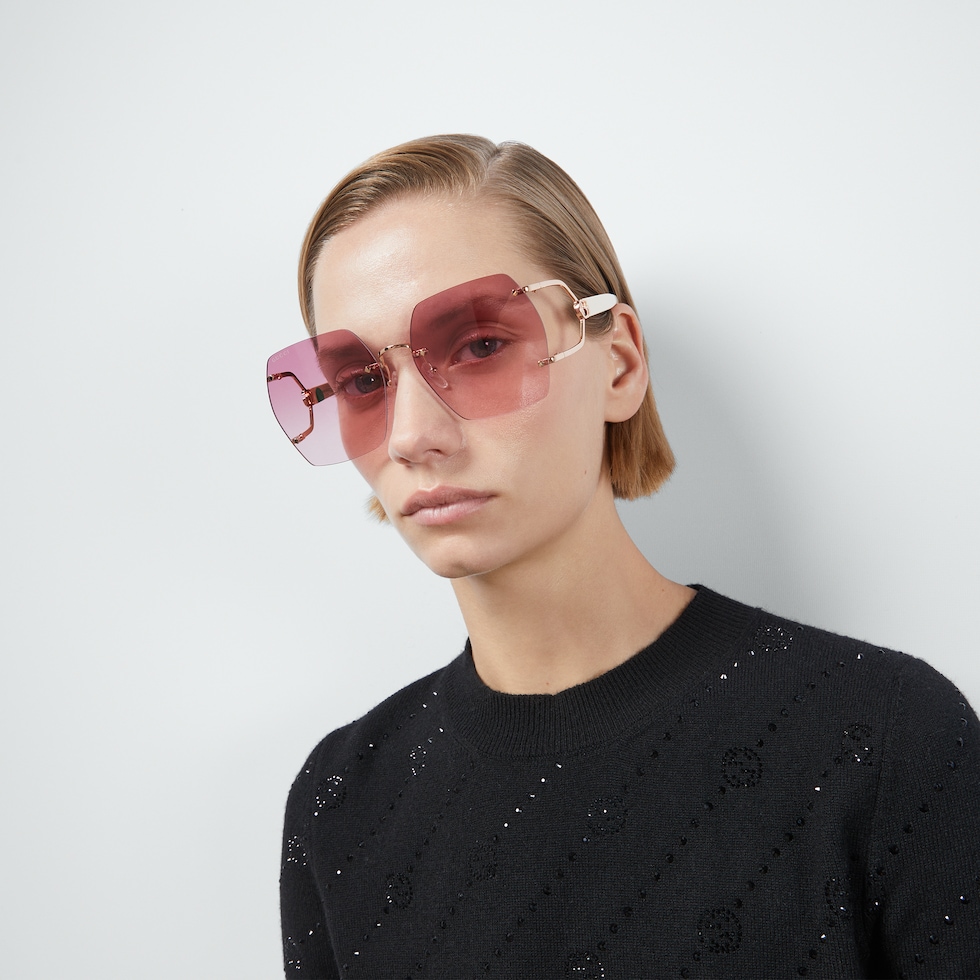 Gafas de sol de montura geométrica en metal en tono dorado rosa | GUCCI® ES