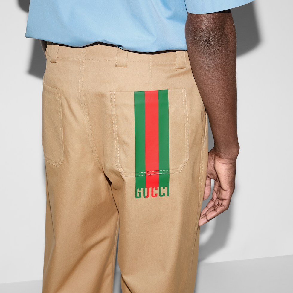 Pantalon en twill de coton compact avec bande Web en beige | GUCCI® FR