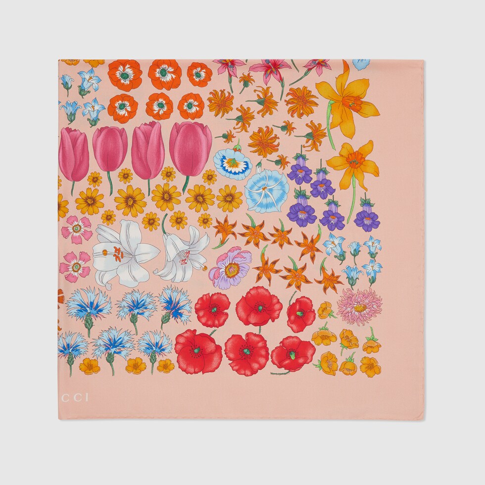 Carré in seta stampato in rosa | GUCCI® Italia