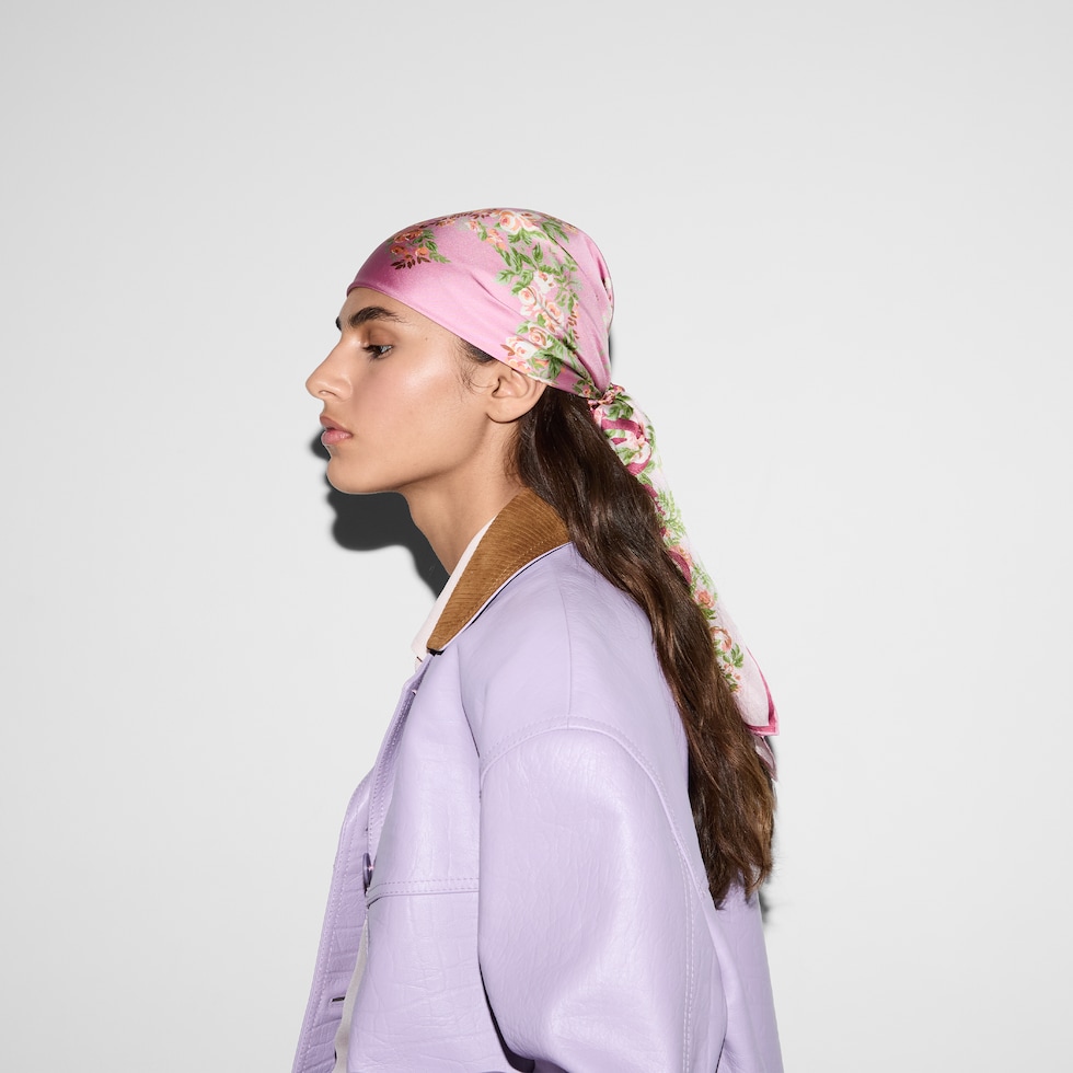 Carré in twill di seta stampato in rosa chiaro | GUCCI® IT