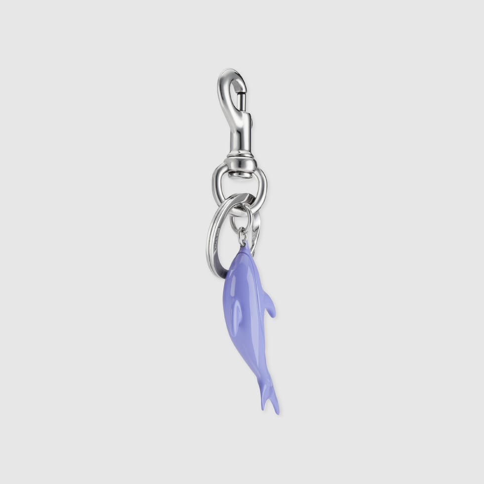 Engraved dolphin keychain charm in lilac metal | GUCCI® FI