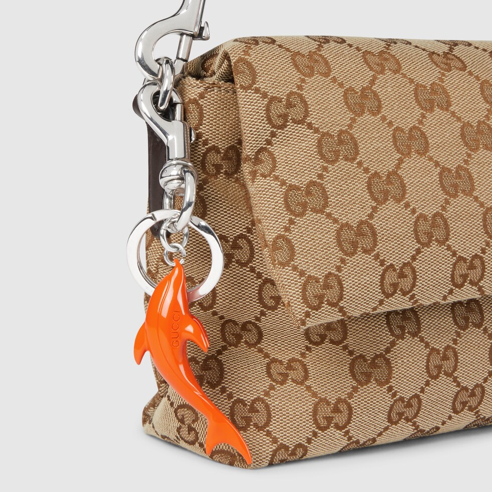 Engraved dolphin keychain charm in bright orange metal | GUCCI® FI