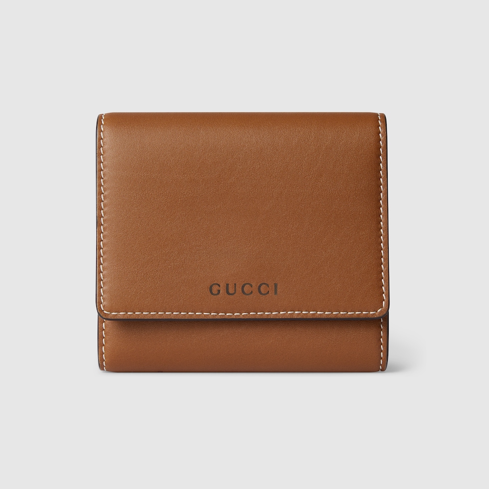 Cartera GG Emblem mediana en piel marrón | GUCCI® ES