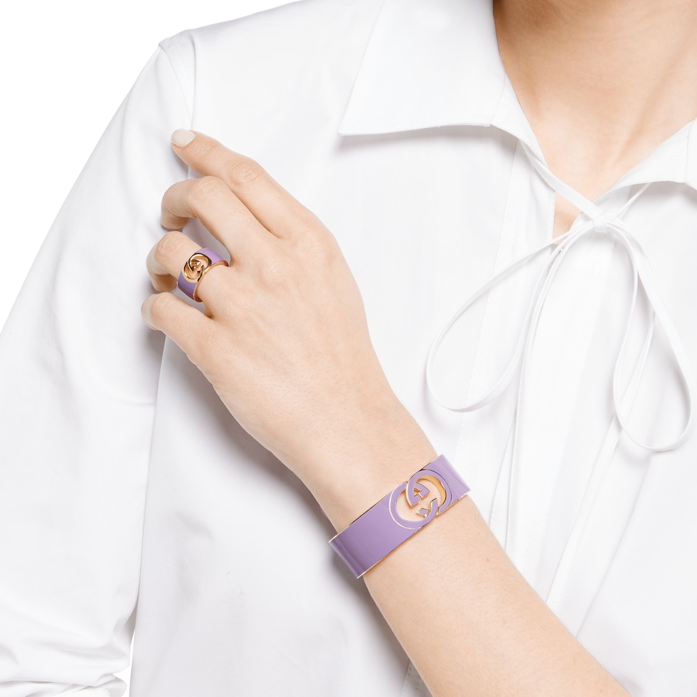 Anello Gucci Interlocking smaltato in ottone color oro giallo | GUCCI® IT