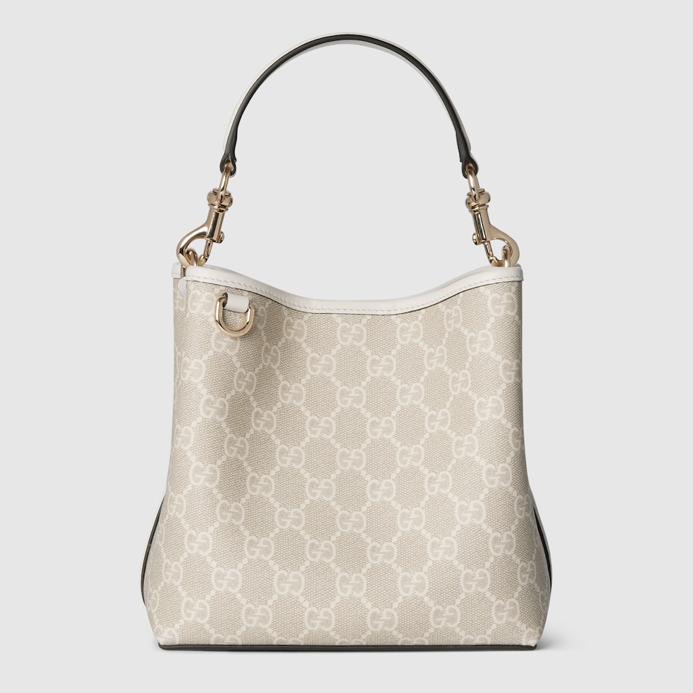 Kleine GG Emblem Bucket Bag in beigefarbener und weißer Stoff | GUCCI® CH