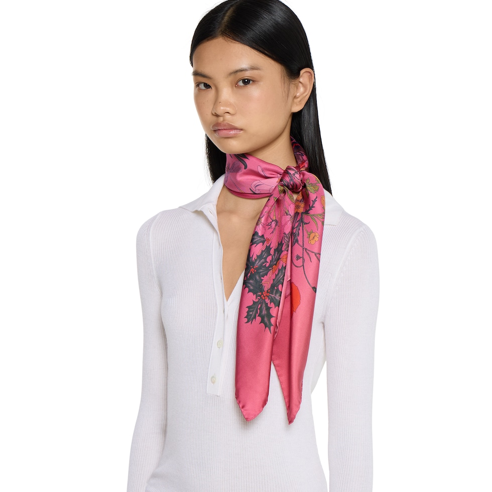 Printed Flora silk twill carré in gradient magenta | GUCCI® US
