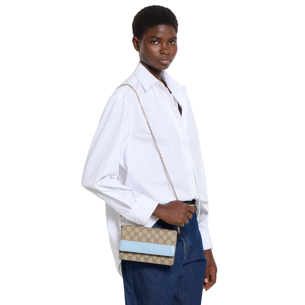 GG Emblem wallet on chain in light blue leather | GUCCI® DE