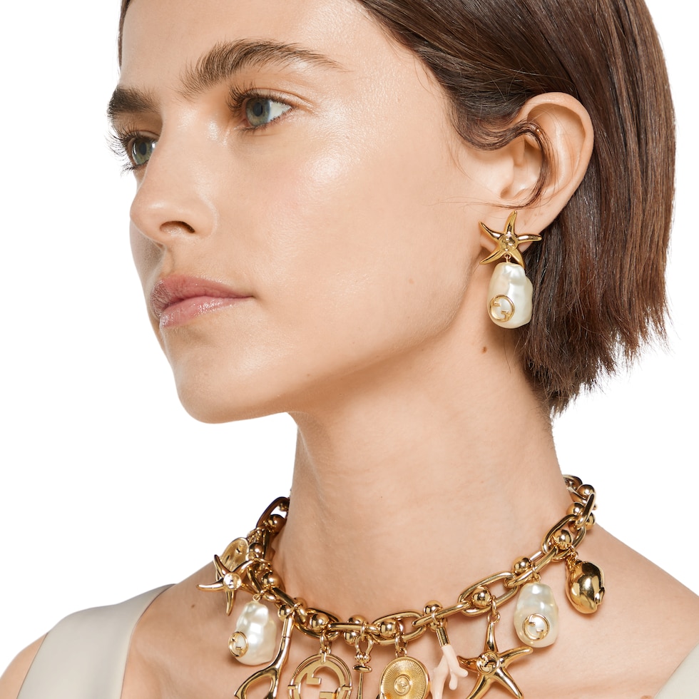 Starfish and pearl drop earrings in light gold-toned brass | GUCCI® US