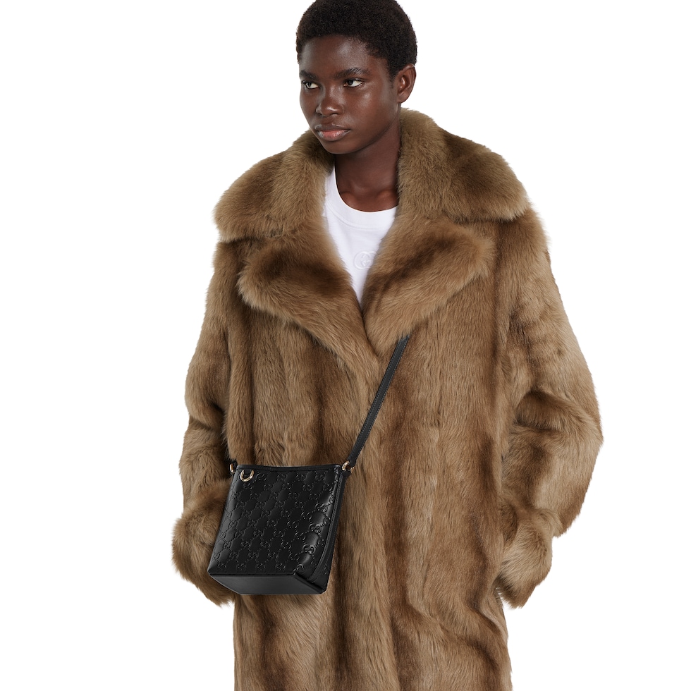 GG Emblem Nano Bucket Bag in schwarzes GG Leder | GUCCI® AT