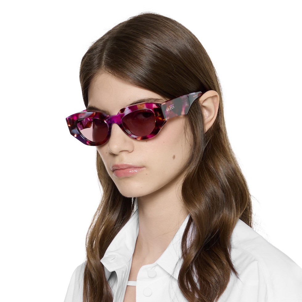 Cat eye frame sunglasses in fuchsia tortoiseshell | GUCCI® US