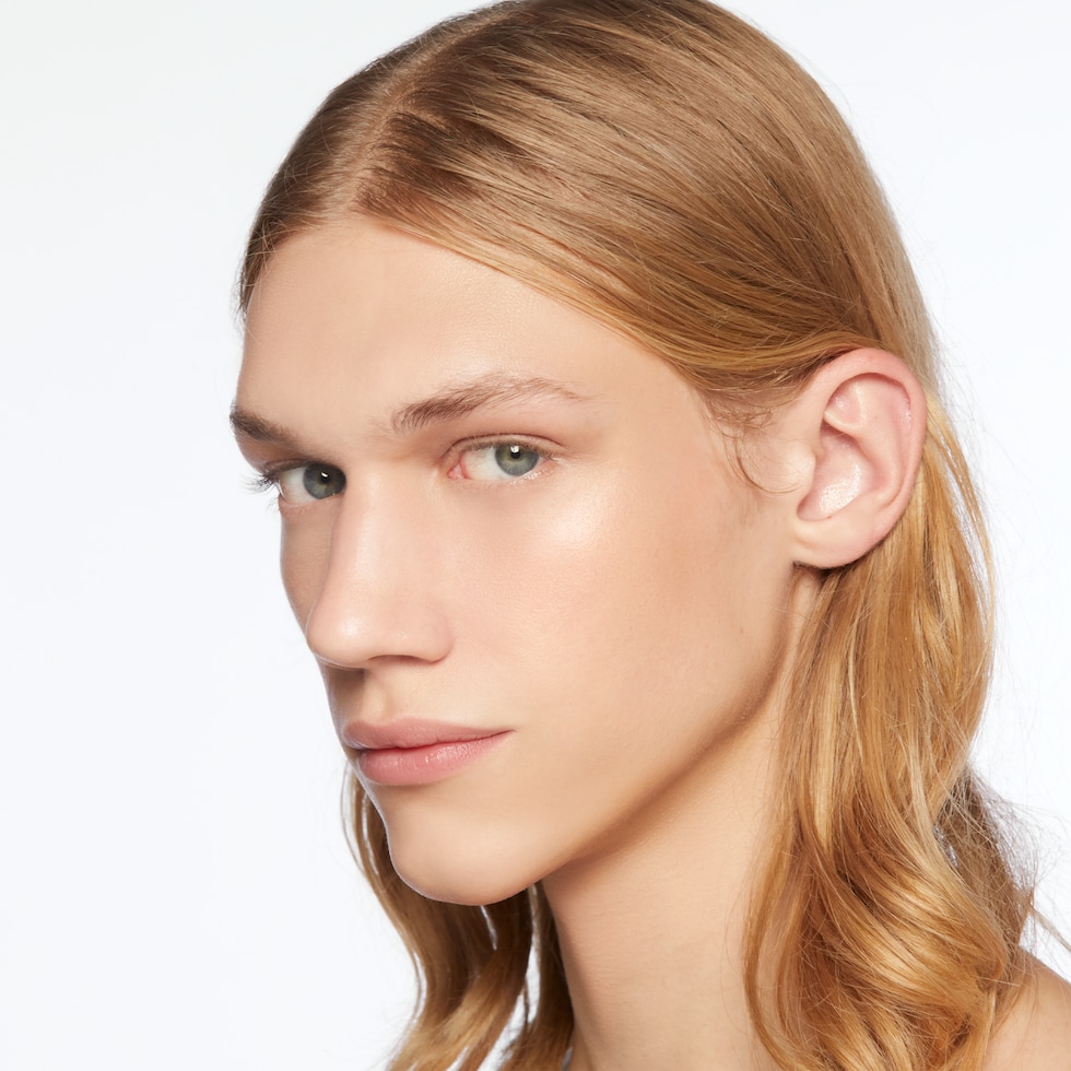 Gucci Illuminateur de Beauté, multi-use highlighter in gold-toned ...