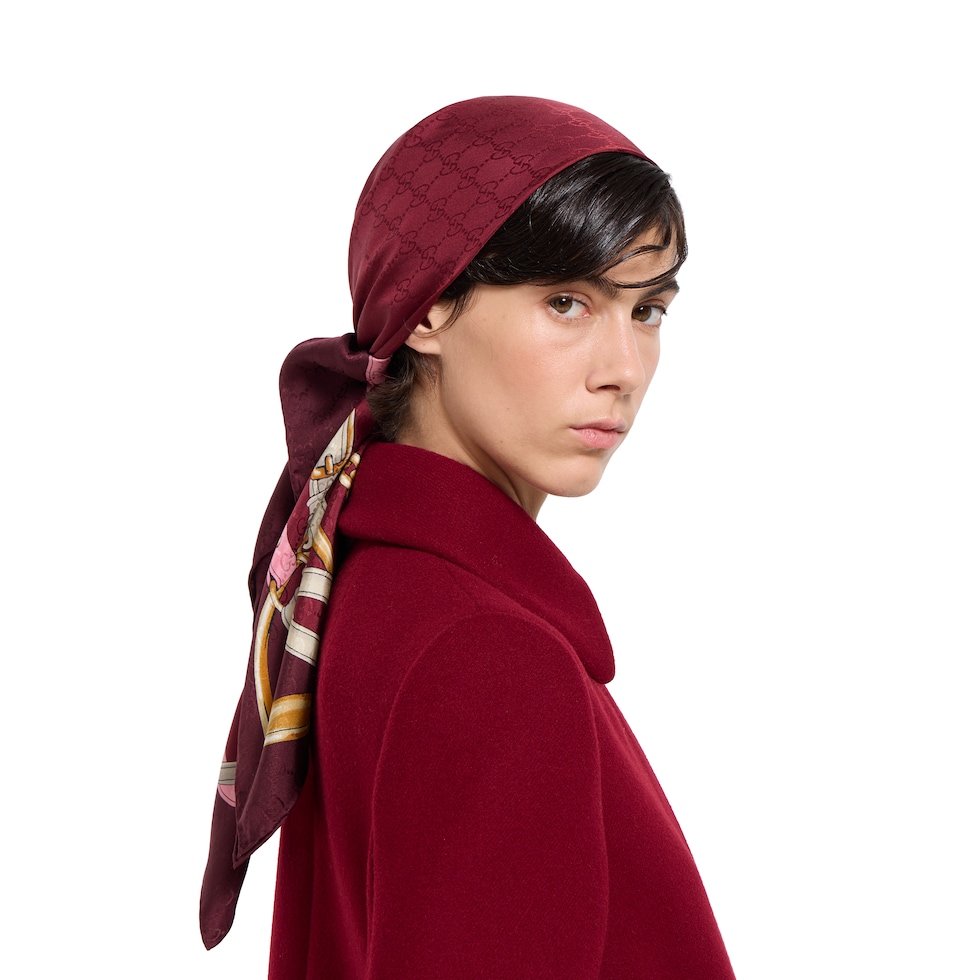 Carré in seta jacquard GG stampata in bordeaux | GUCCI® IT