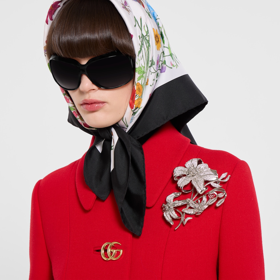 Floral motif brooch in palladium-toned brass | GUCCI® SG