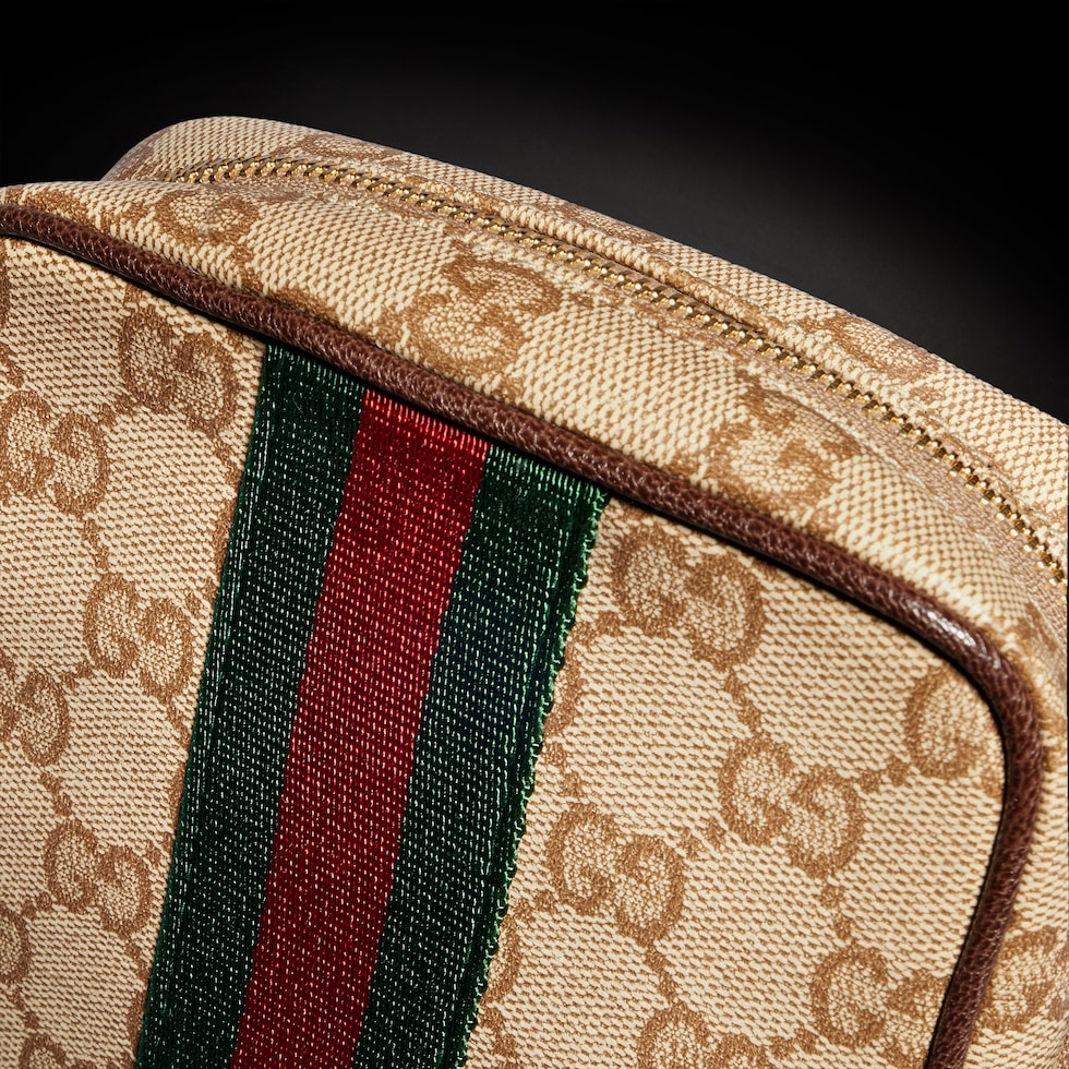 كانفاس GG باللونين الرملي والبني برونق حقيبة صغيرة الحجم بنقش GG مع ...