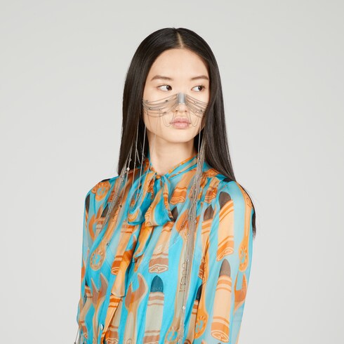 Lipstick and tool print silk dress in light blue and gold | GUCCI® NO