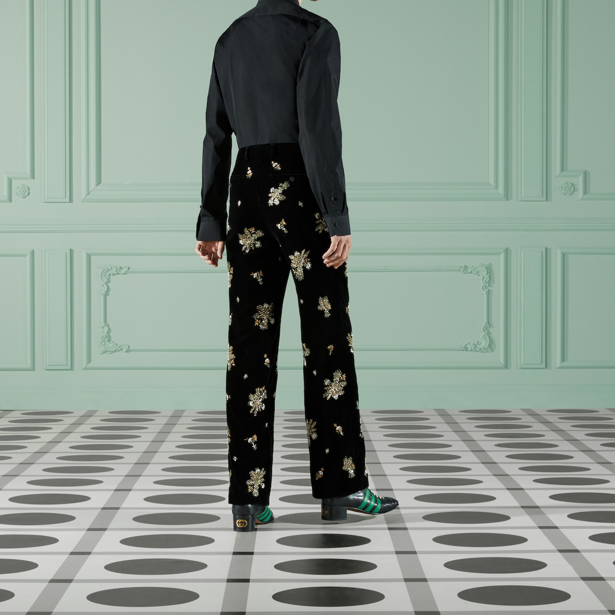 Pantalone ricamato in velluto in nero | GUCCI® Italia
