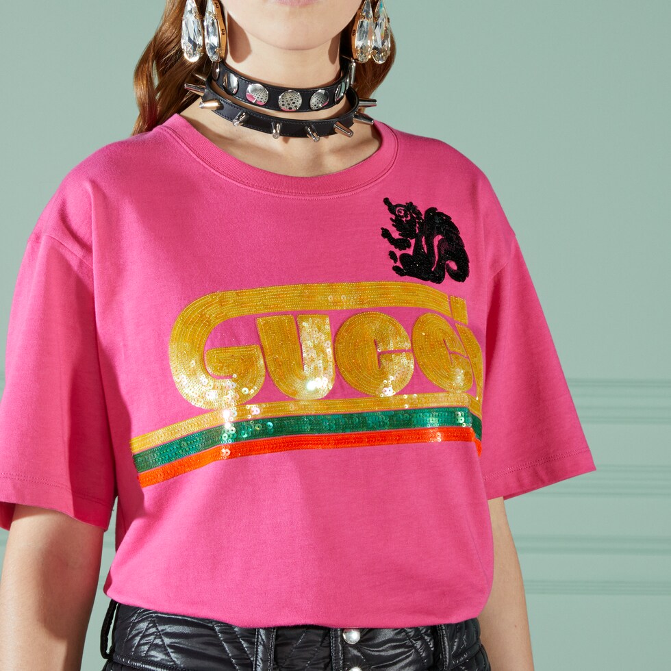 Cotton T-shirt with Gucci skunk embroidery in fuchsia | GUCCI® US
