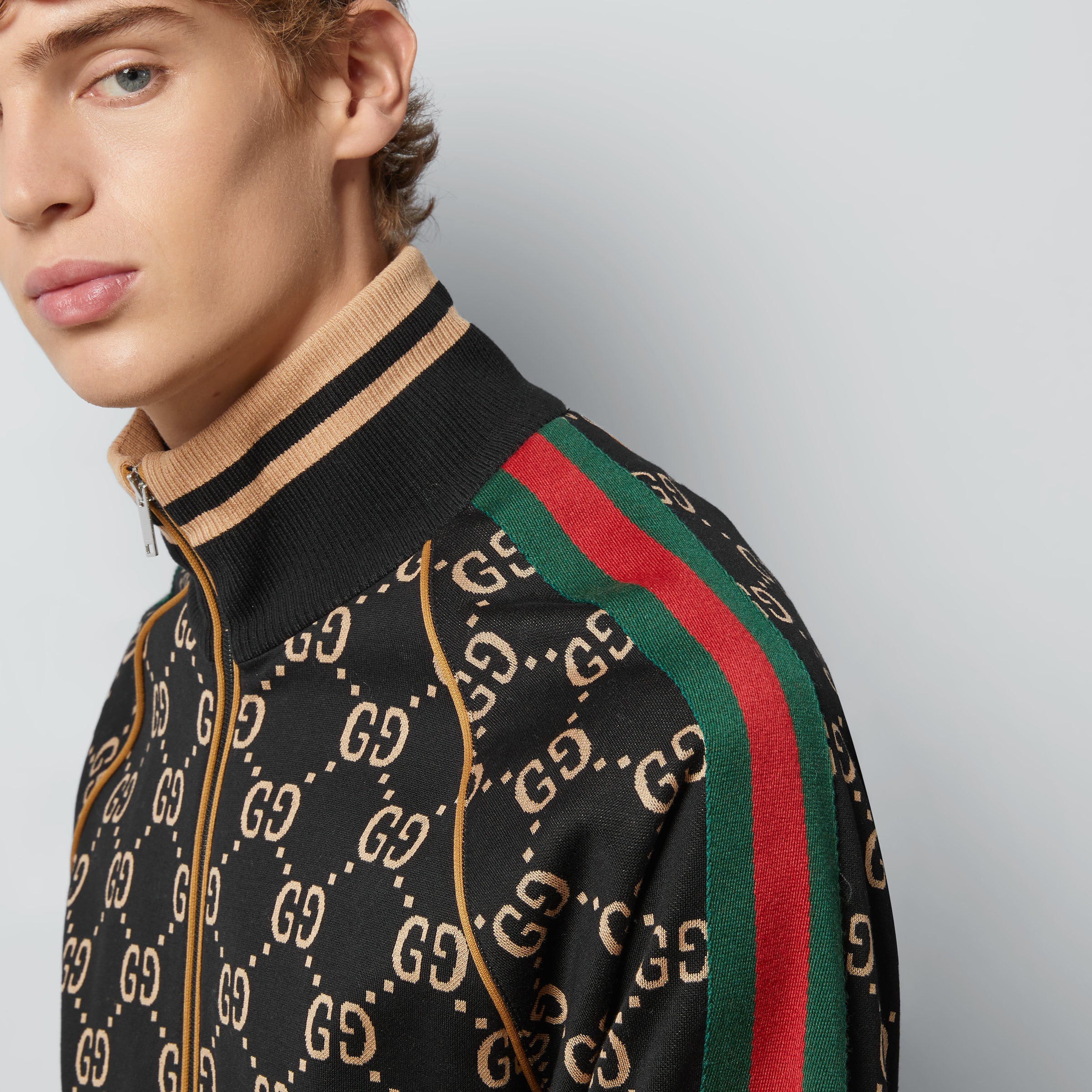 Jacke aus GG Baumwolljersey in schwarz und camel | GUCCI® AT