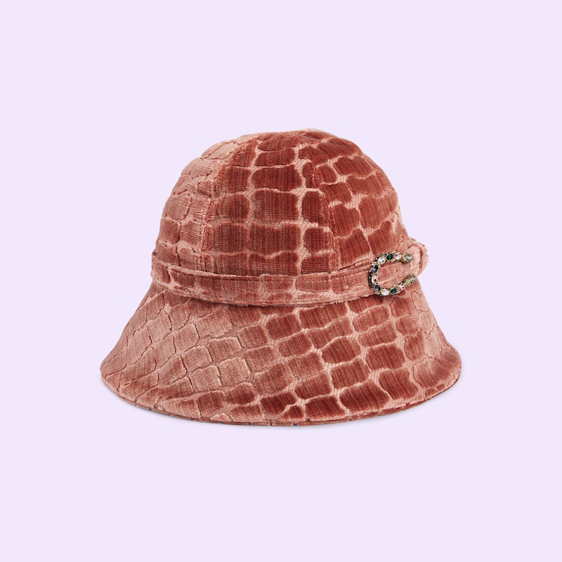 Velvet bucket hat with tiger head in pink | GUCCI® AE