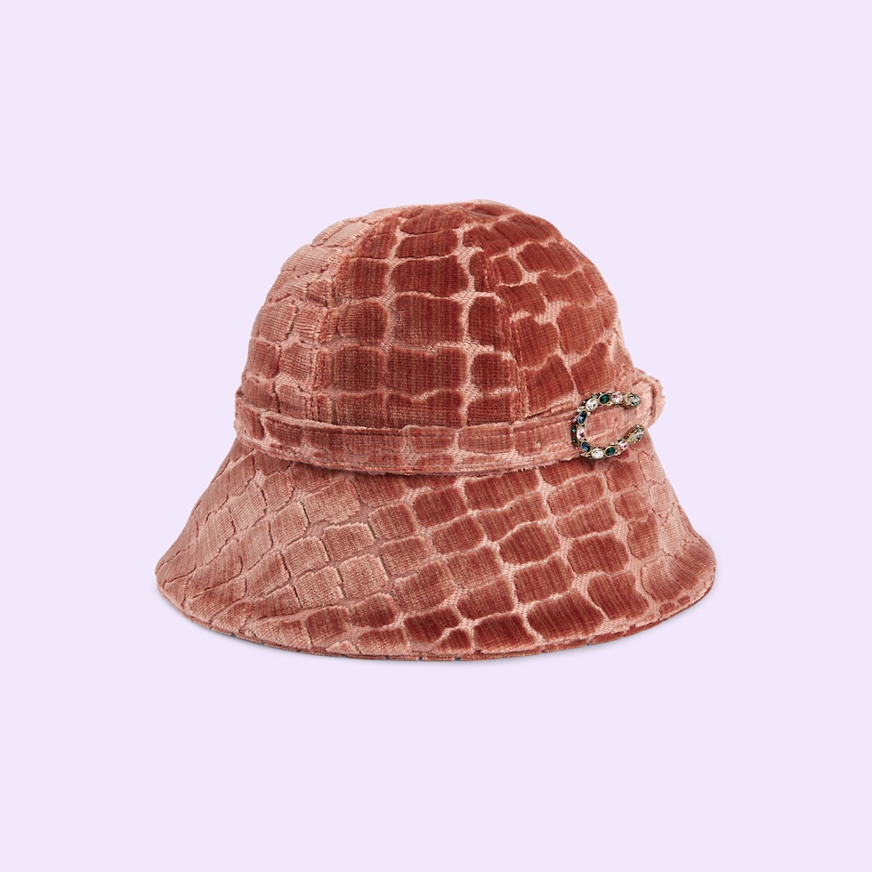 Velvet bucket hat with tiger head in pink | GUCCI® AE